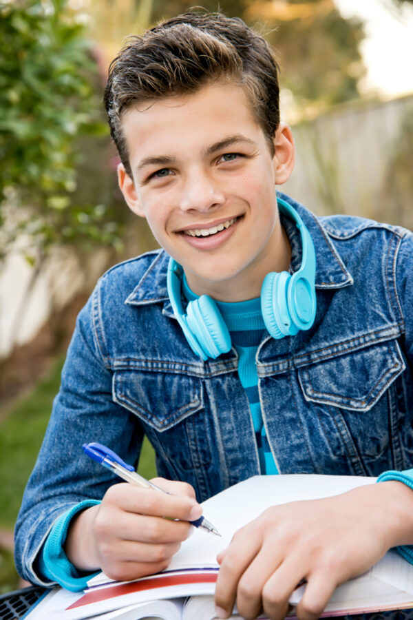 43 Fascinating Journal Prompts for Teens - momma teen