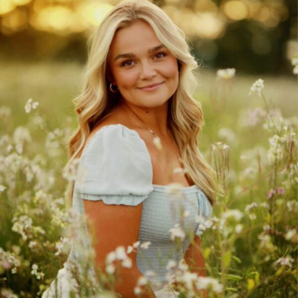 61+ Best High School Graduation Photoshoot Ideas - momma teen