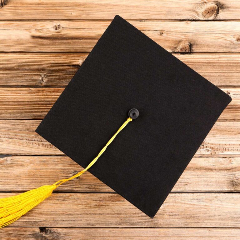 41 Graduation Table Ideas To Make You Proud - momma teen